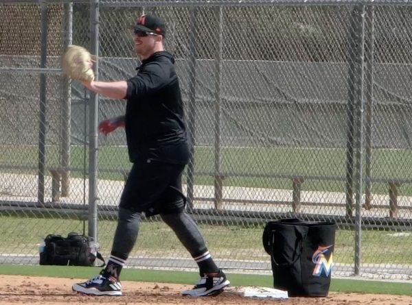 1B Hold Runner - Right Hand First Baseman Positioning - Gold Glove Defense